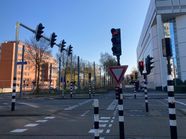 Ready, steady, hack: traffic lights "can be switched remotely ...