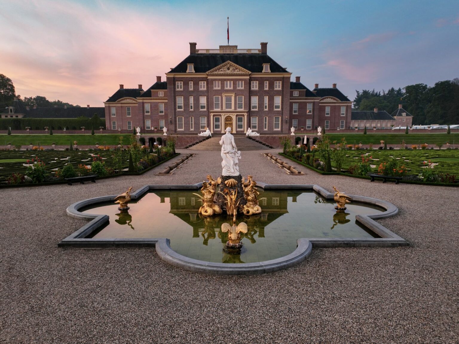 Fit for a king: restored Palais het Loo opens its doors - DutchNews.nl