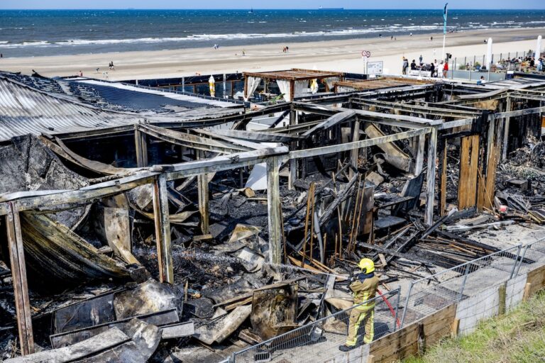 Popular Bloomingdale beach bar destroyed in massive fire - DutchNews.nl