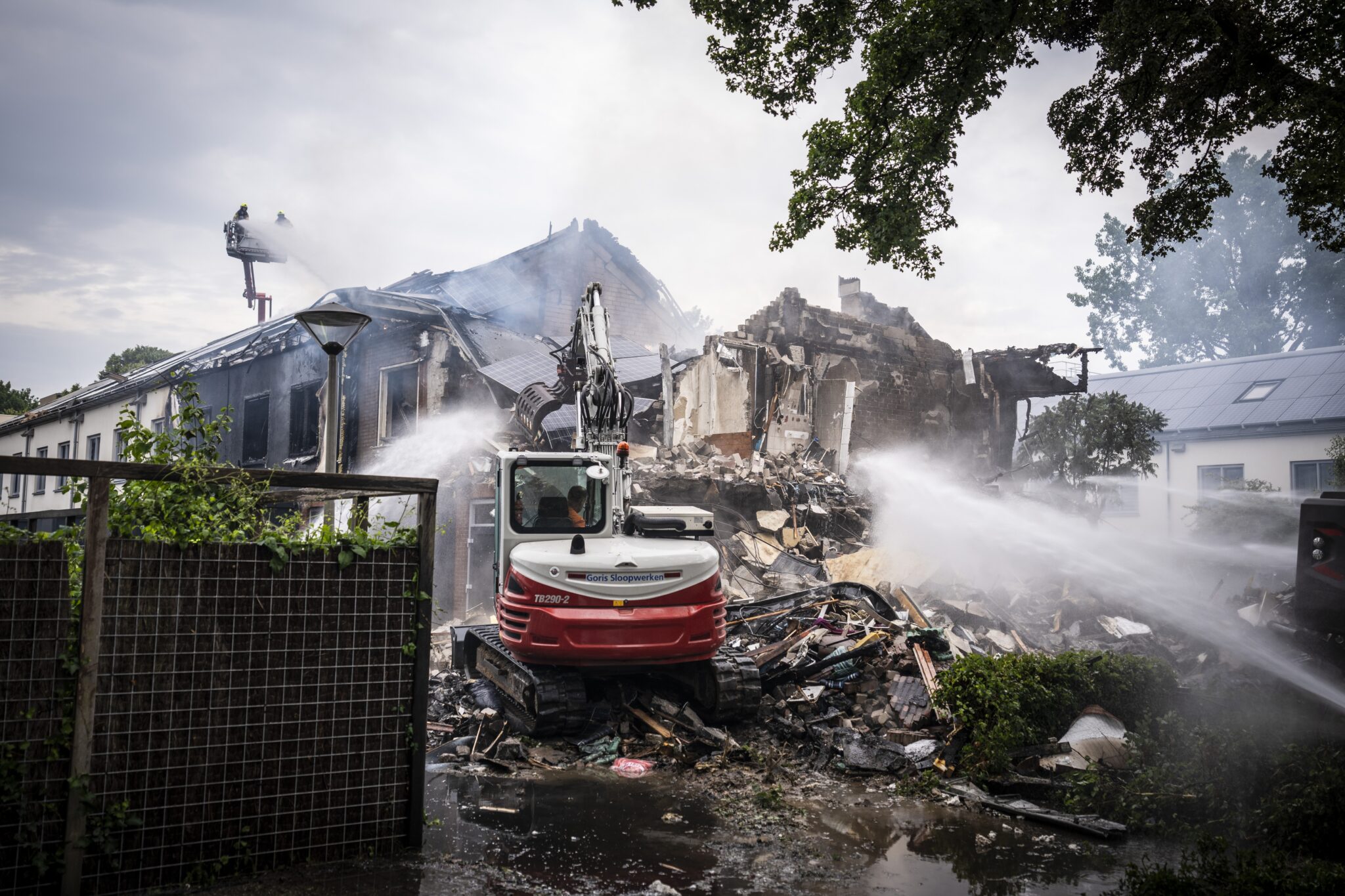 Solar panels hinder attempts to control massive Arnhem fire - DutchNews.nl