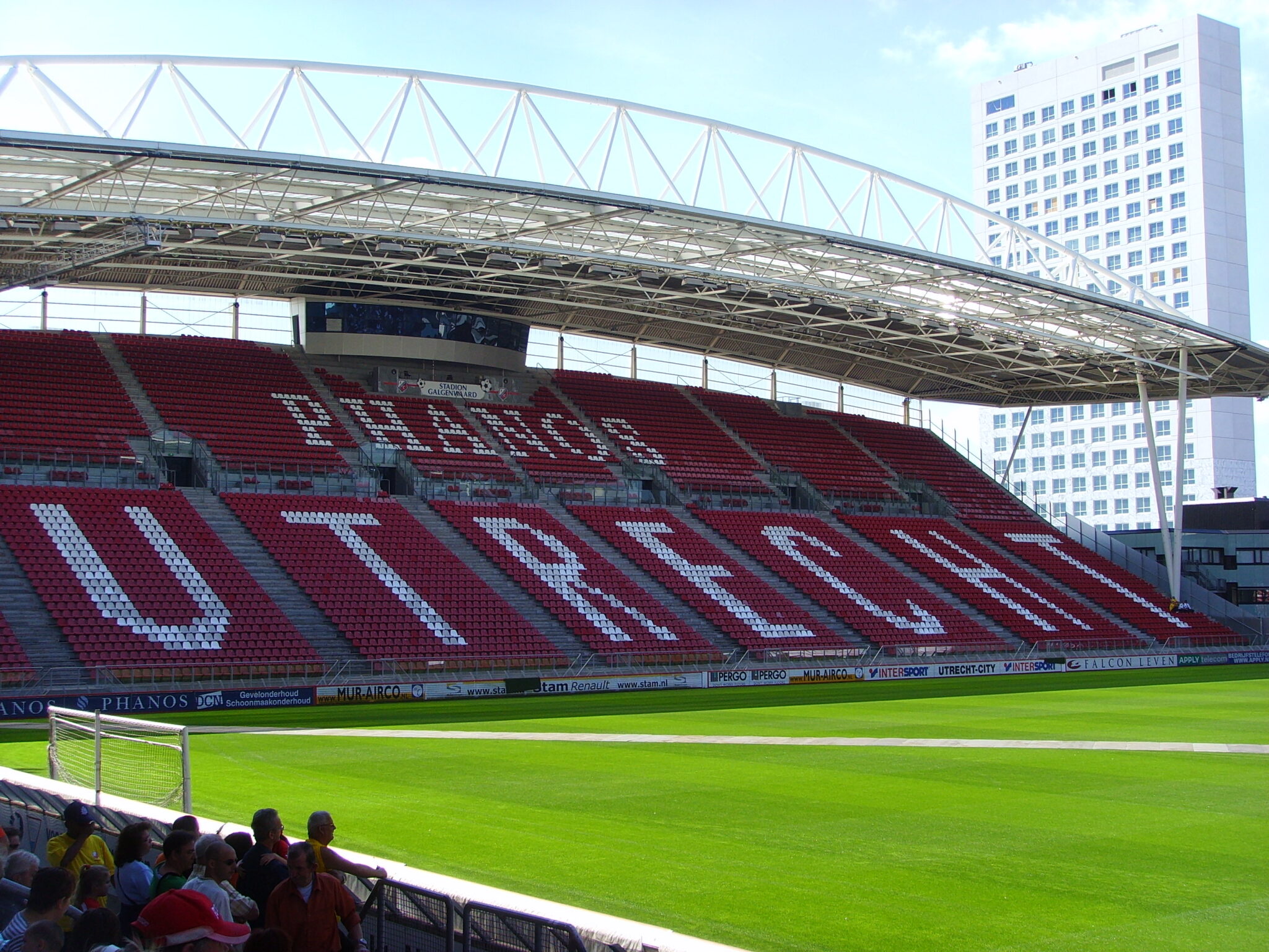 Utrecht mayor wants FC Porto to foot the bill for trashed buses ...