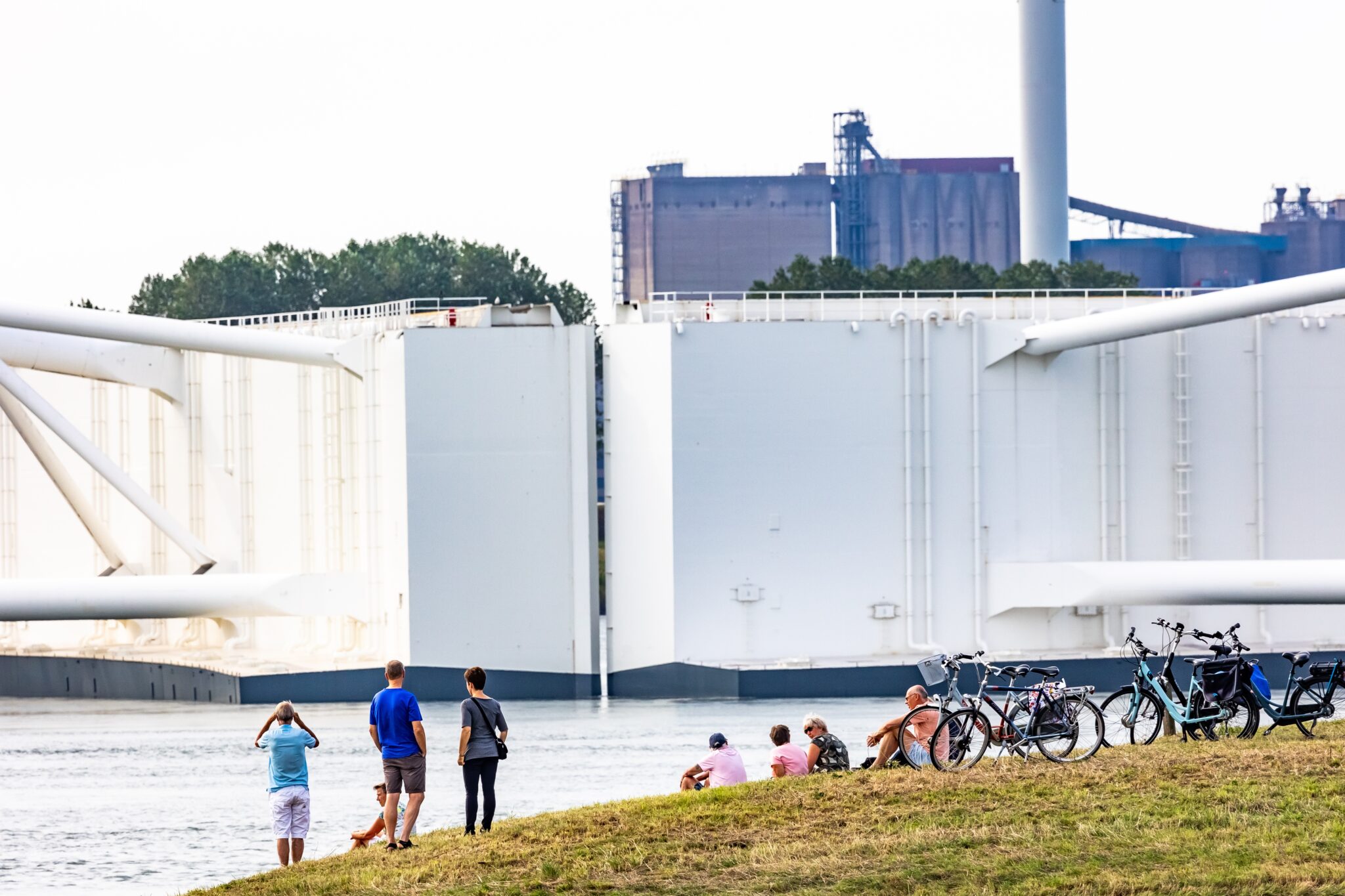 Rotterdam's massive storm surge barrier passes its annual test ...