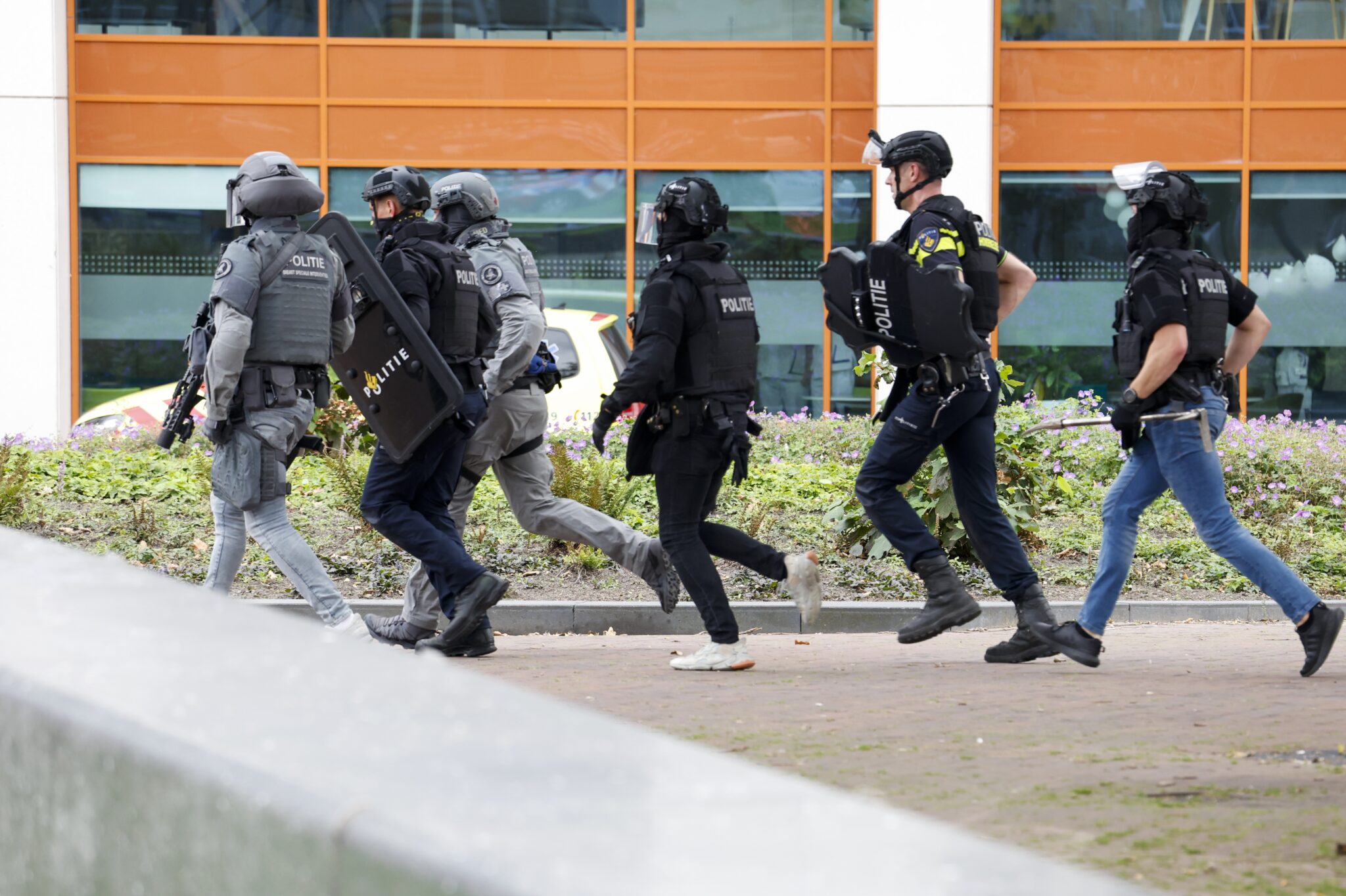 Massive police operation in Rotterdam after hospital shooting ...