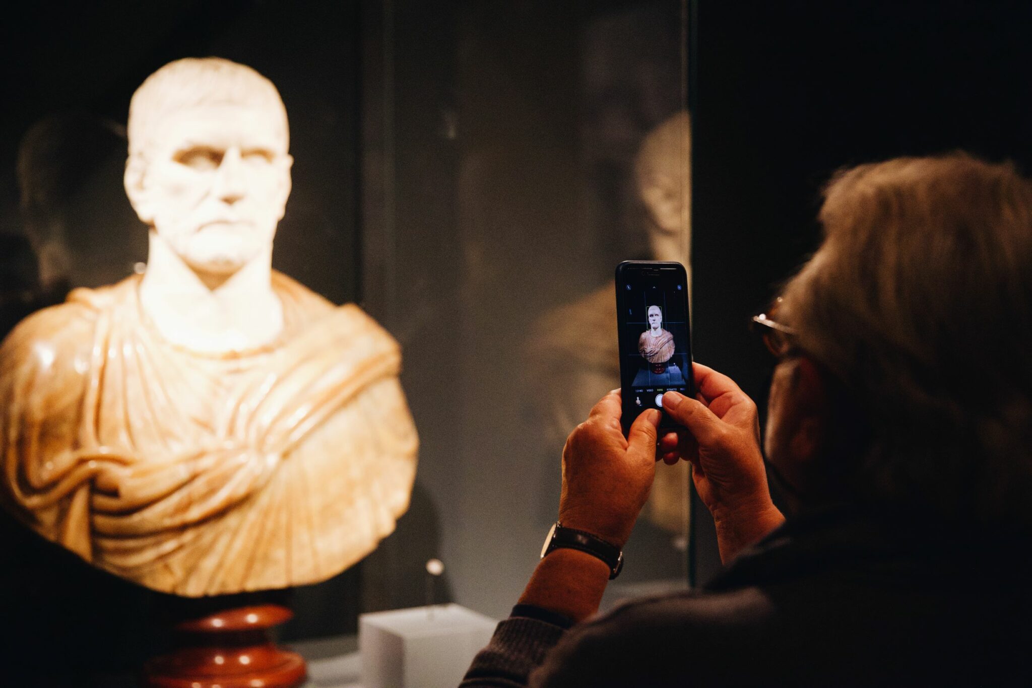 Comb-over and casualties: Julius Caesar presented in Dutch light ...