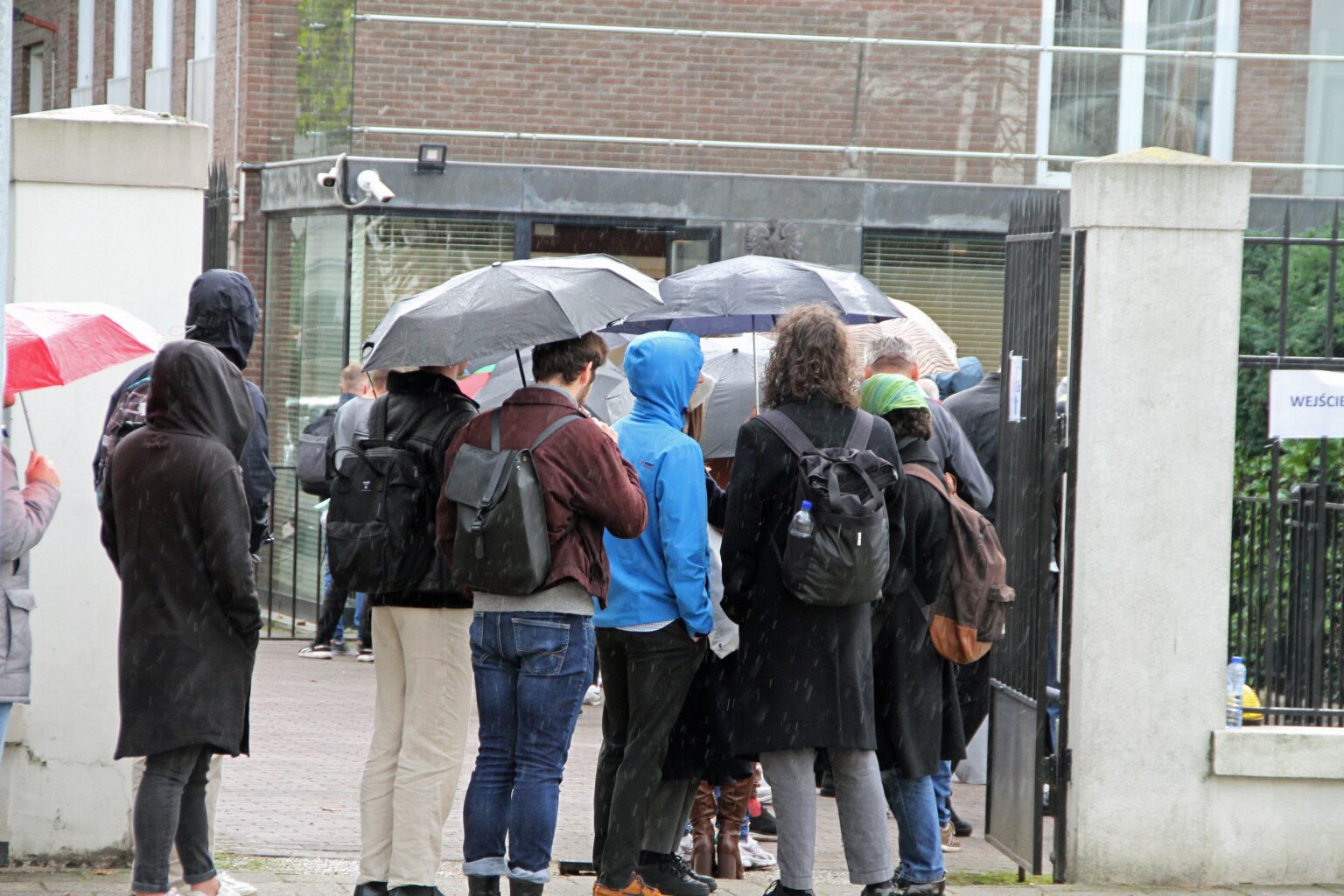 Long queues as Poles in the Netherlands vote in their election ...