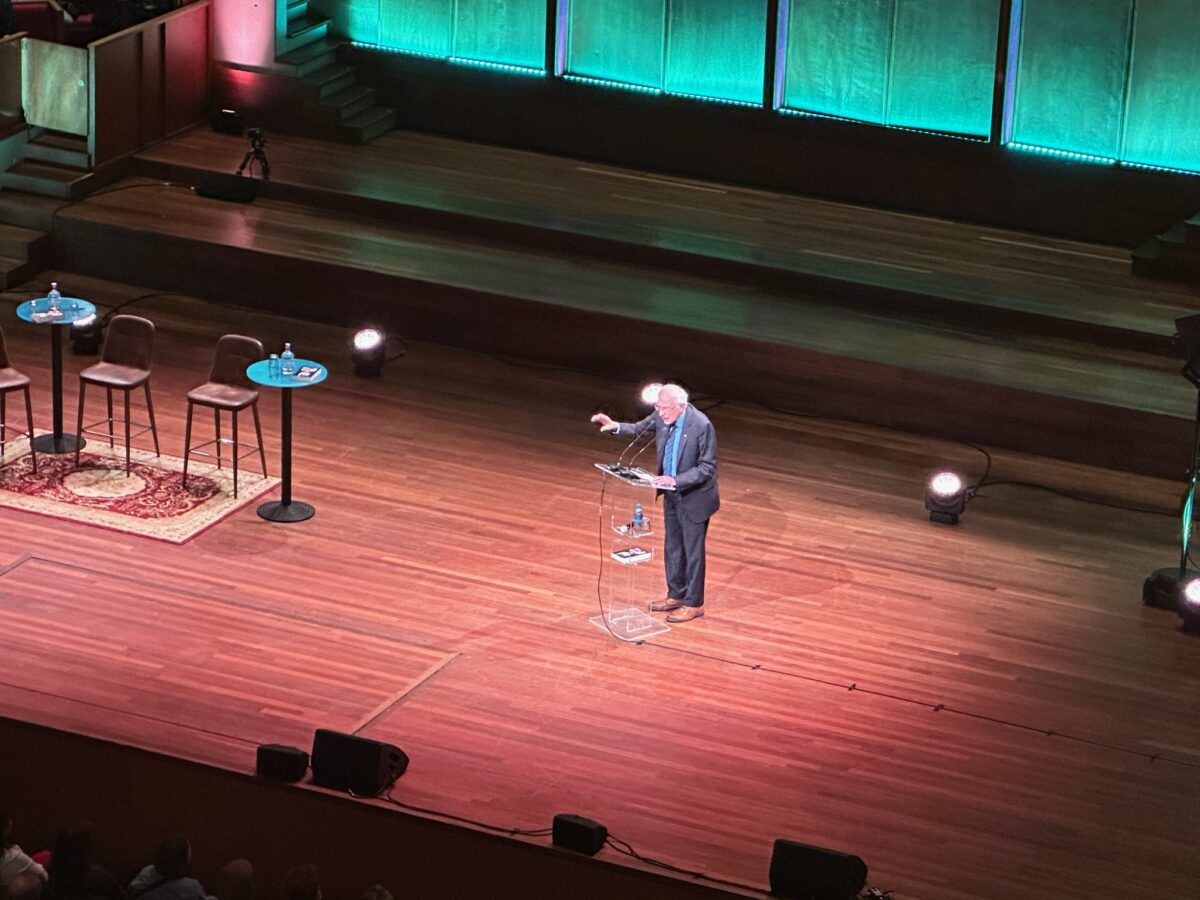 Standing room only for Bernie Sanders and Frans Timmermans - DutchNews.nl