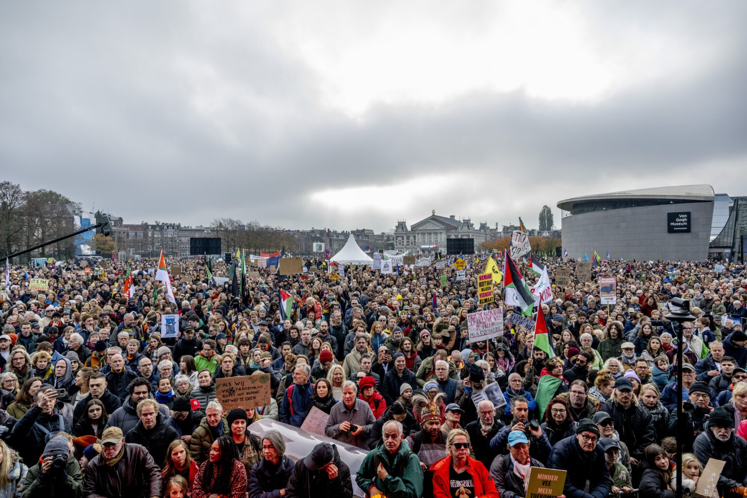 Tens of thousands march in Amsterdam for a better climate - DutchNews.nl
