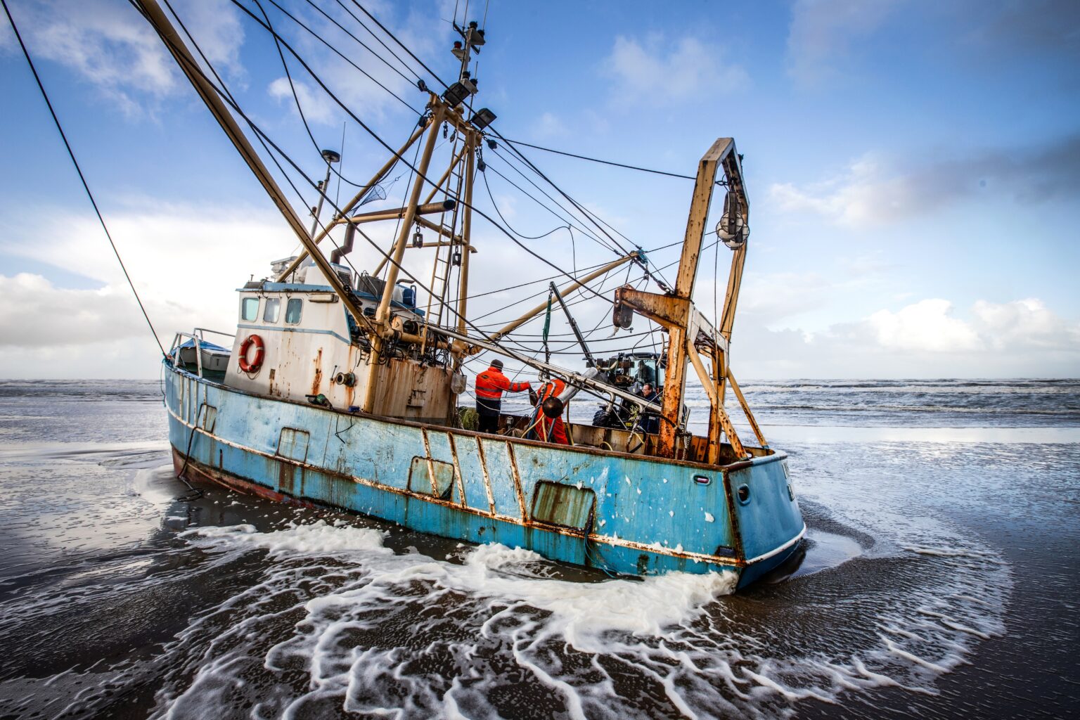 Shrimp boat stuck on beach nice for tourists, not for owner - DutchNews.nl