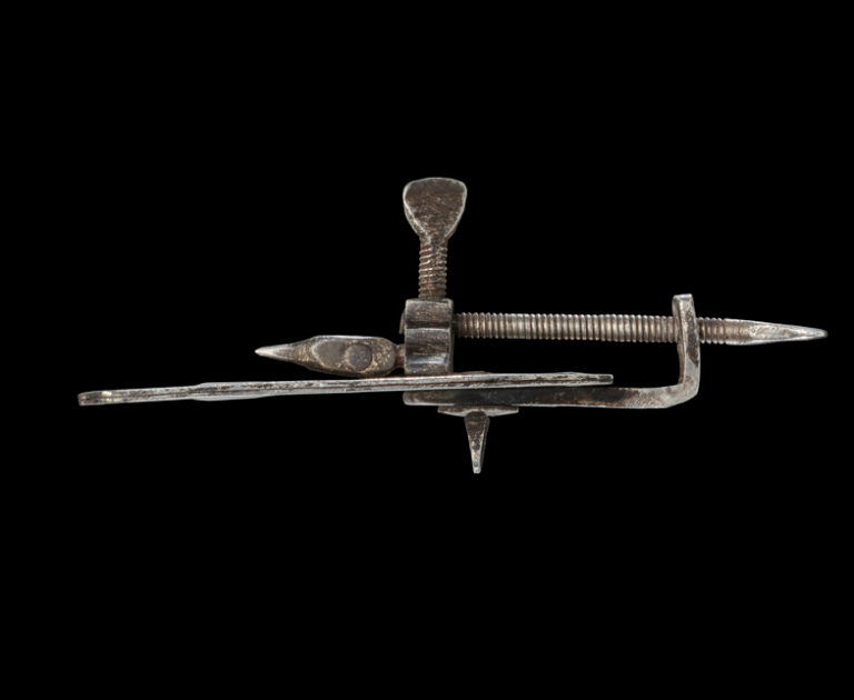 Rare Van Leeuwenhoek silver microscope turns up at Christie's ...