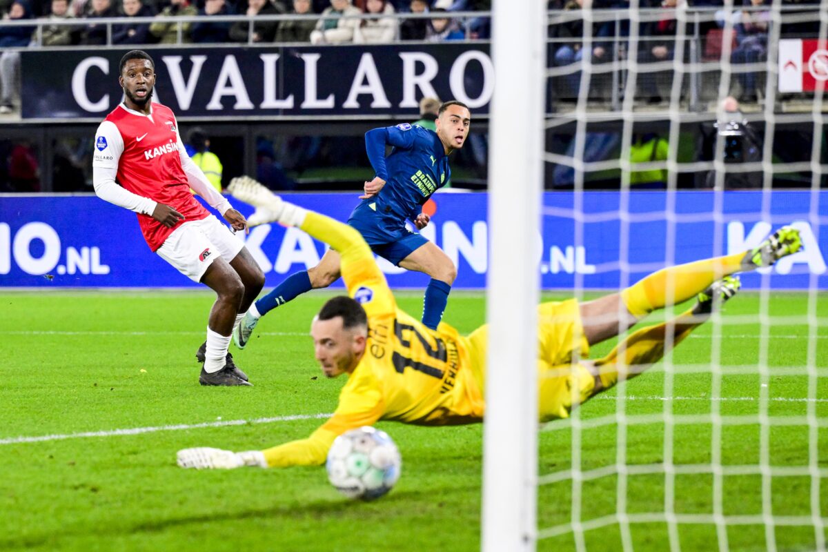 PSV close in on Eredivisie record with 16th straight win at AZ - DutchNews.nl