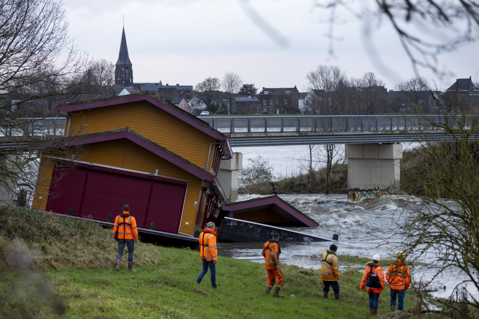 Houseboat hits bridge in Maastricht after support dam breaks - DutchNews.nl