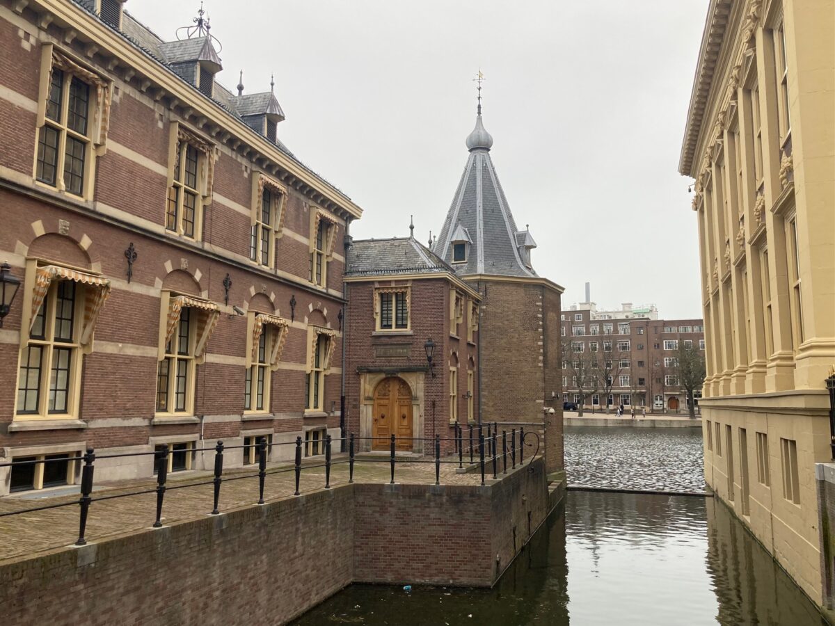 Talks on forming new Dutch government resume in "crucial" week ...