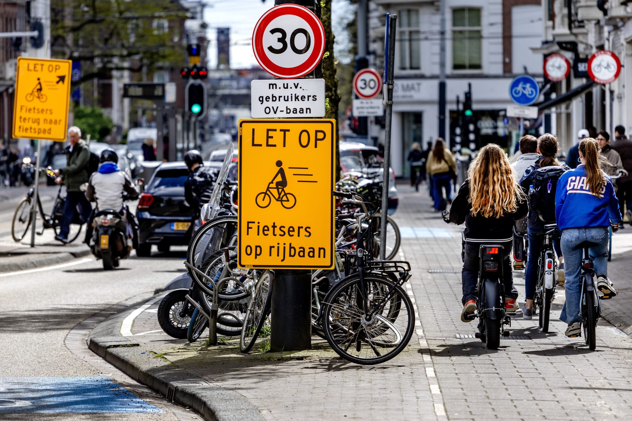Fast cyclists can move to the roads in Amsterdam experiment - DutchNews.nl