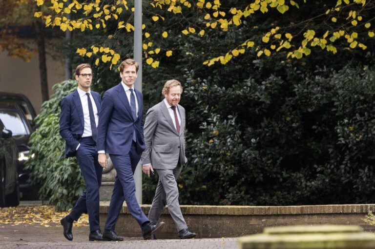 Dutch right-wing cabinet in crisis, party leaders join talks - DutchNews.nl