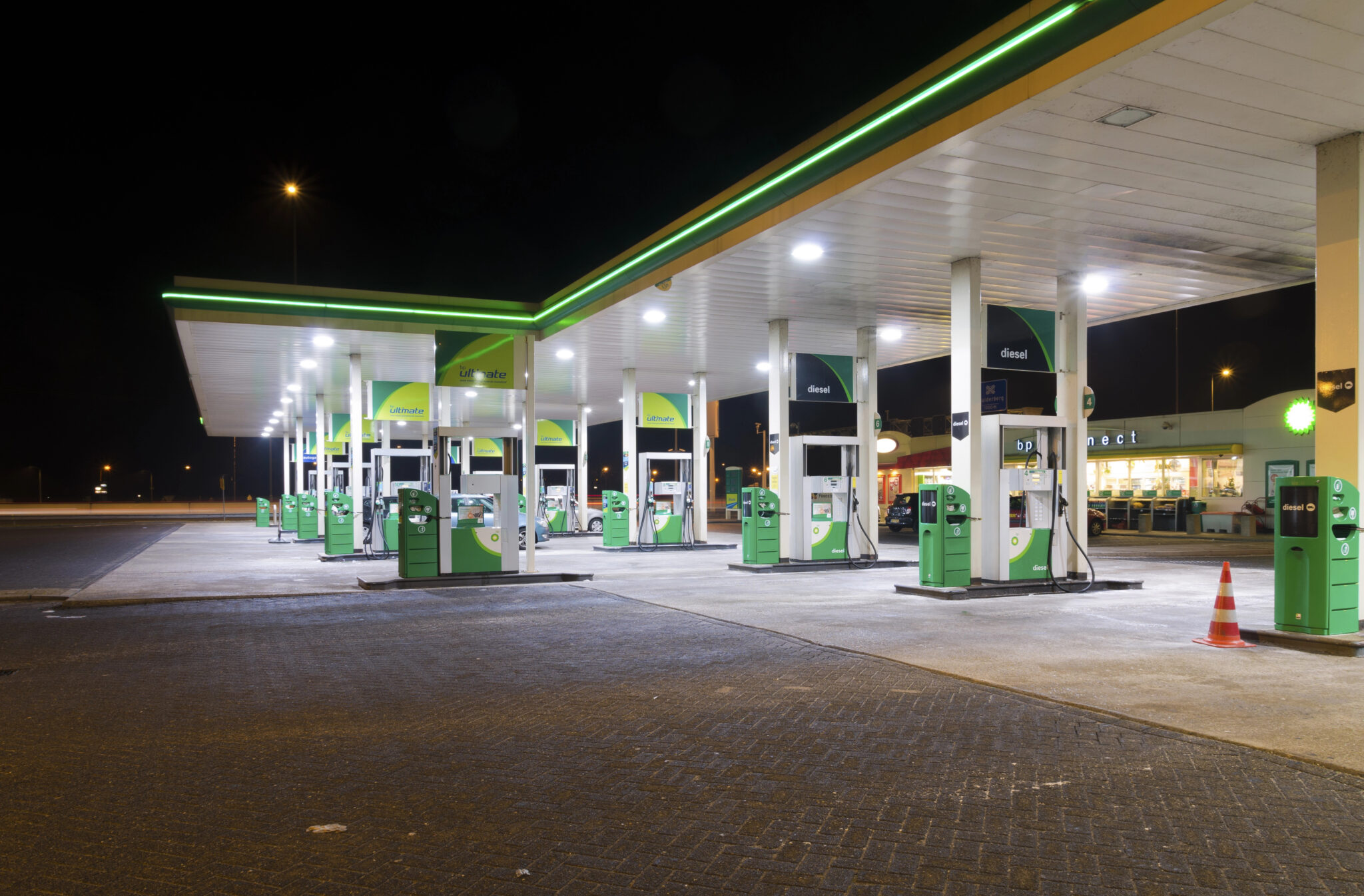 BP to sell all its 310 Dutch petrol stations in one job lot - DutchNews.nl