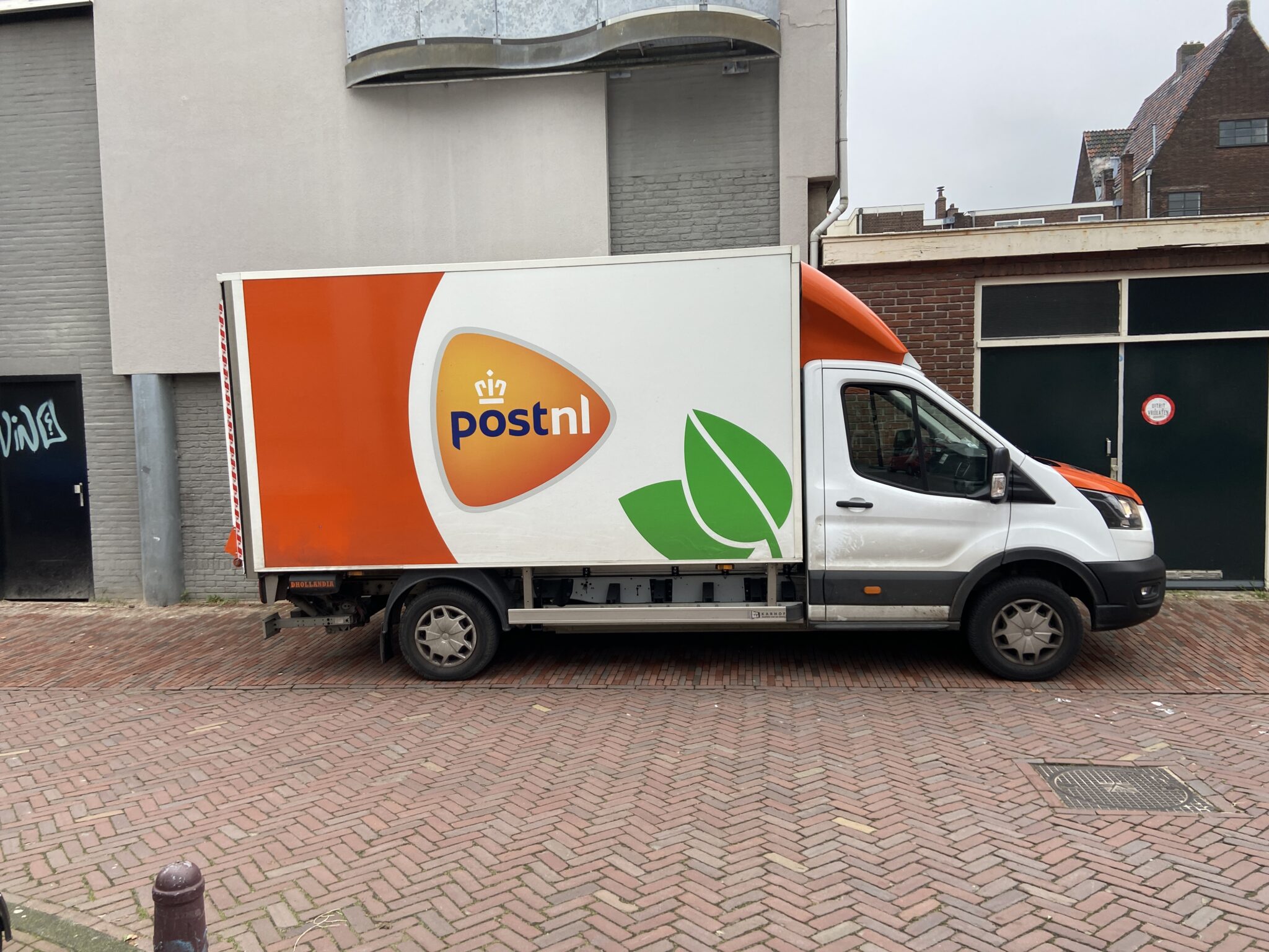 No parking on the pavement for DHL, Council of State rules - DutchNews.nl