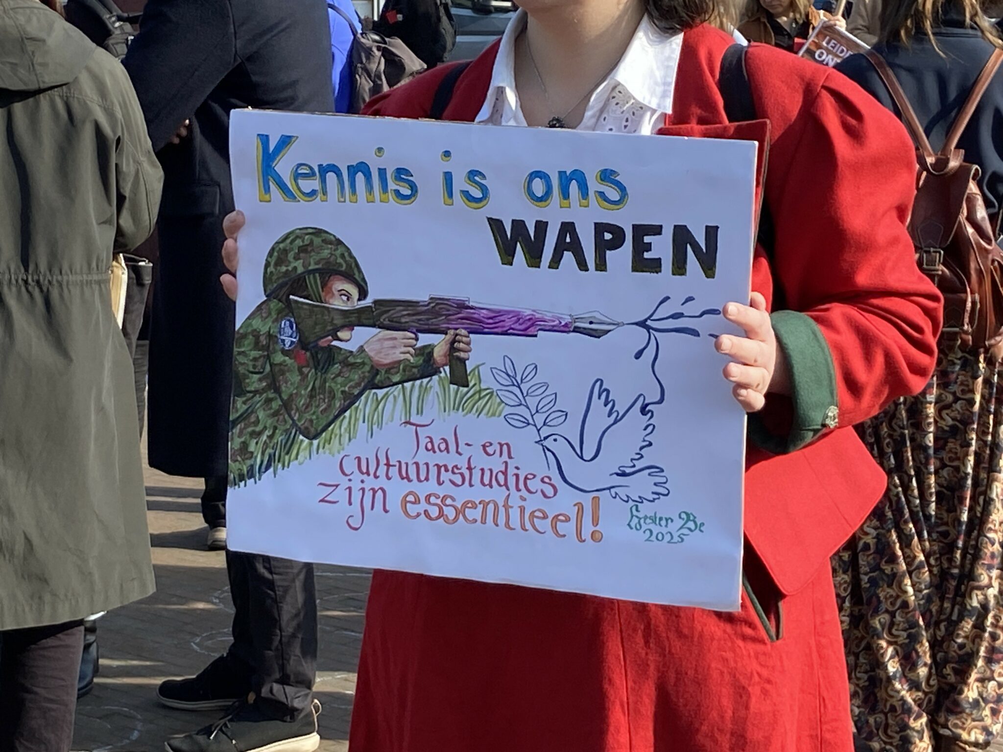 Hundreds protest about budget cuts at Leiden University - DutchNews.nl