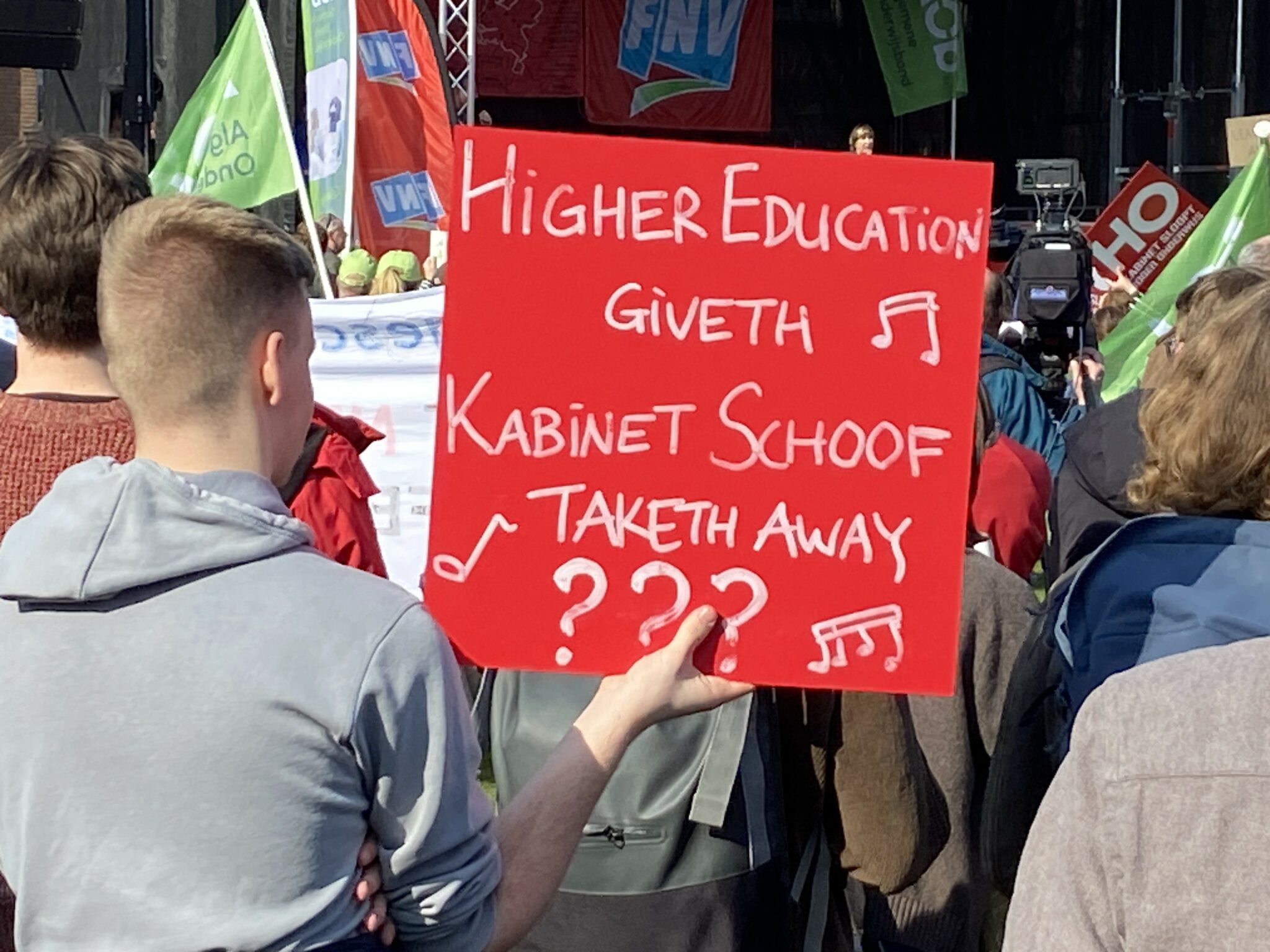 Hundreds protest about budget cuts at Leiden University - DutchNews.nl