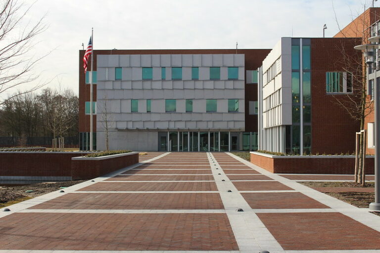 Dutch public and private sectors dependent on US cloud services ...