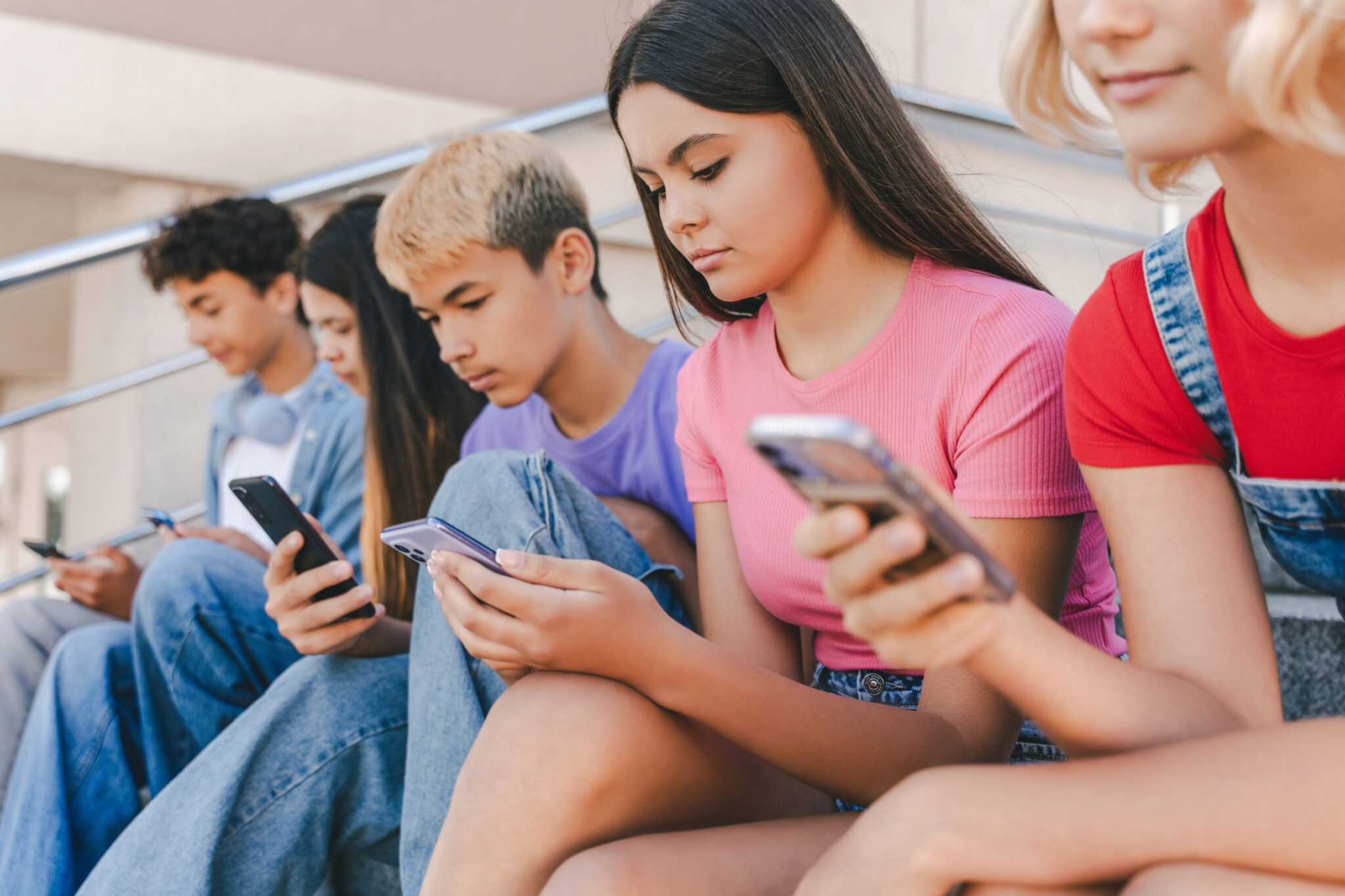 Doctors urge age limits for smartphones and social media use - DutchNews.nl