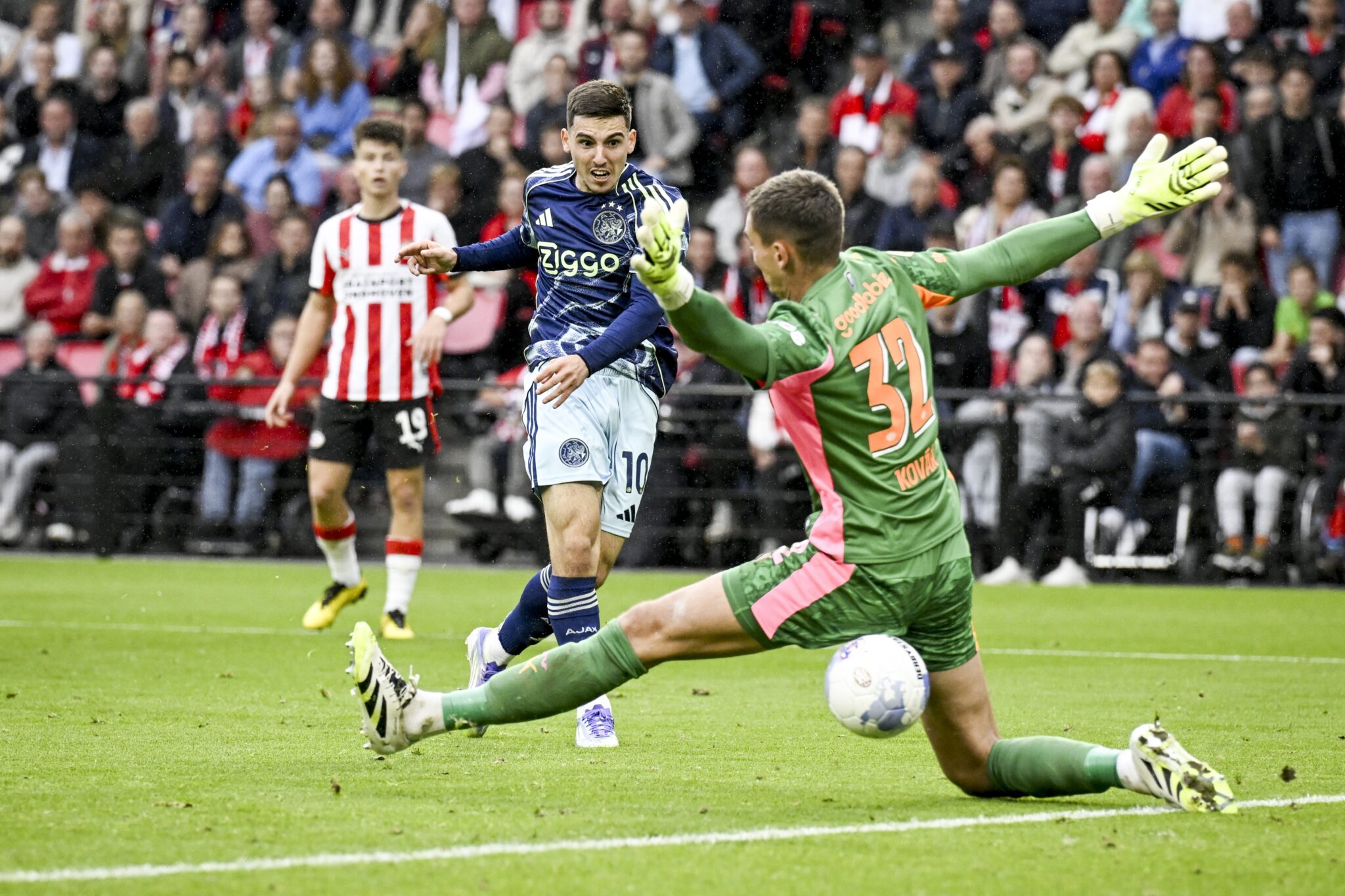 PSV-Ajax ends all square, late AZ penalty denies Feyenoord win ...
