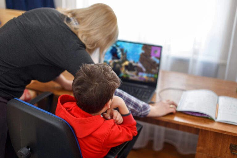 Dutch government reviewing Roblox over child safety concerns - DutchNews.nl