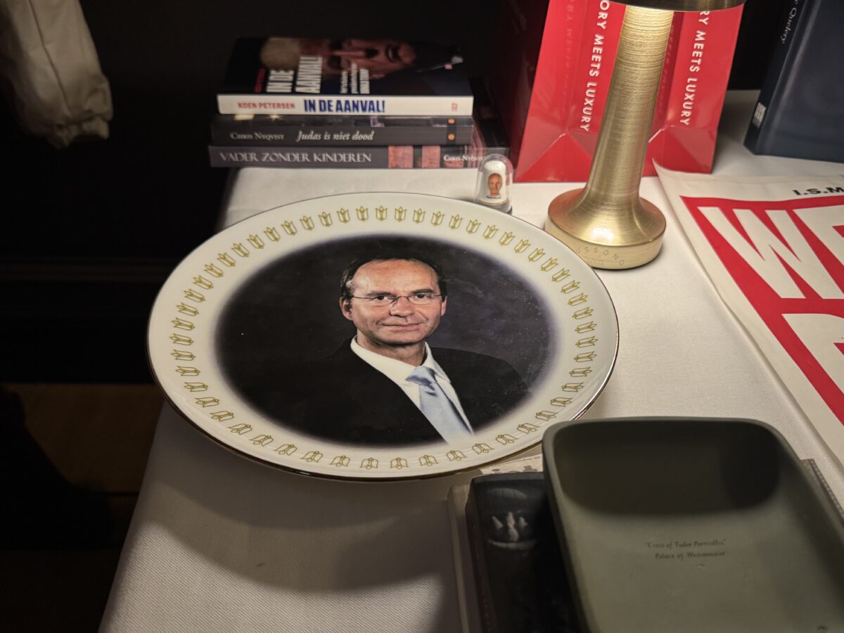 All stars: Rutte's shoes go under the hammer at VVD auction - DutchNews.nl