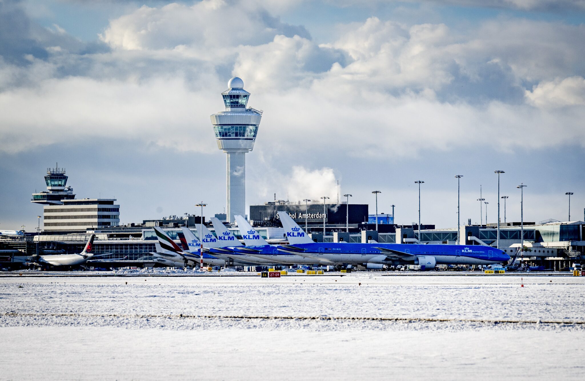 Fourth day of delays as up to 10cm of snow falls in Netherlands ...