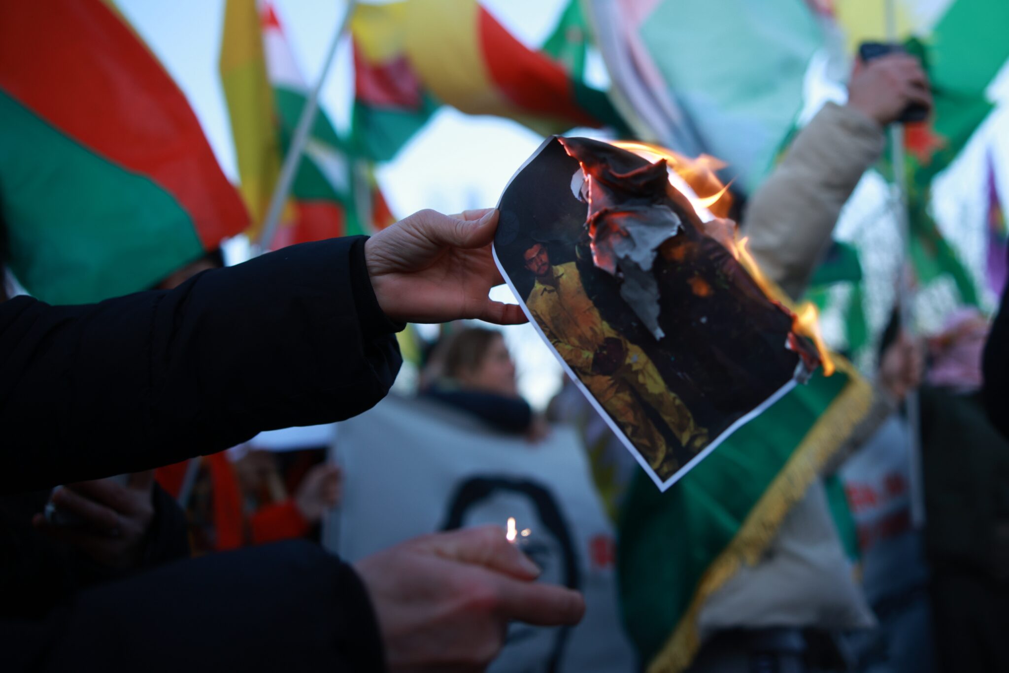 Hundreds of Kurds protest in The Hague against violence in Syria ...