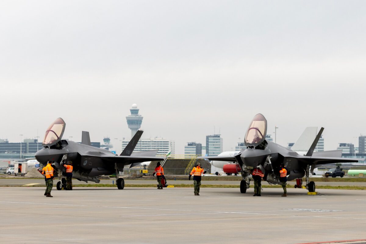 F-35s land at Schiphol in test of airport’s combat readiness - DutchNews.nl