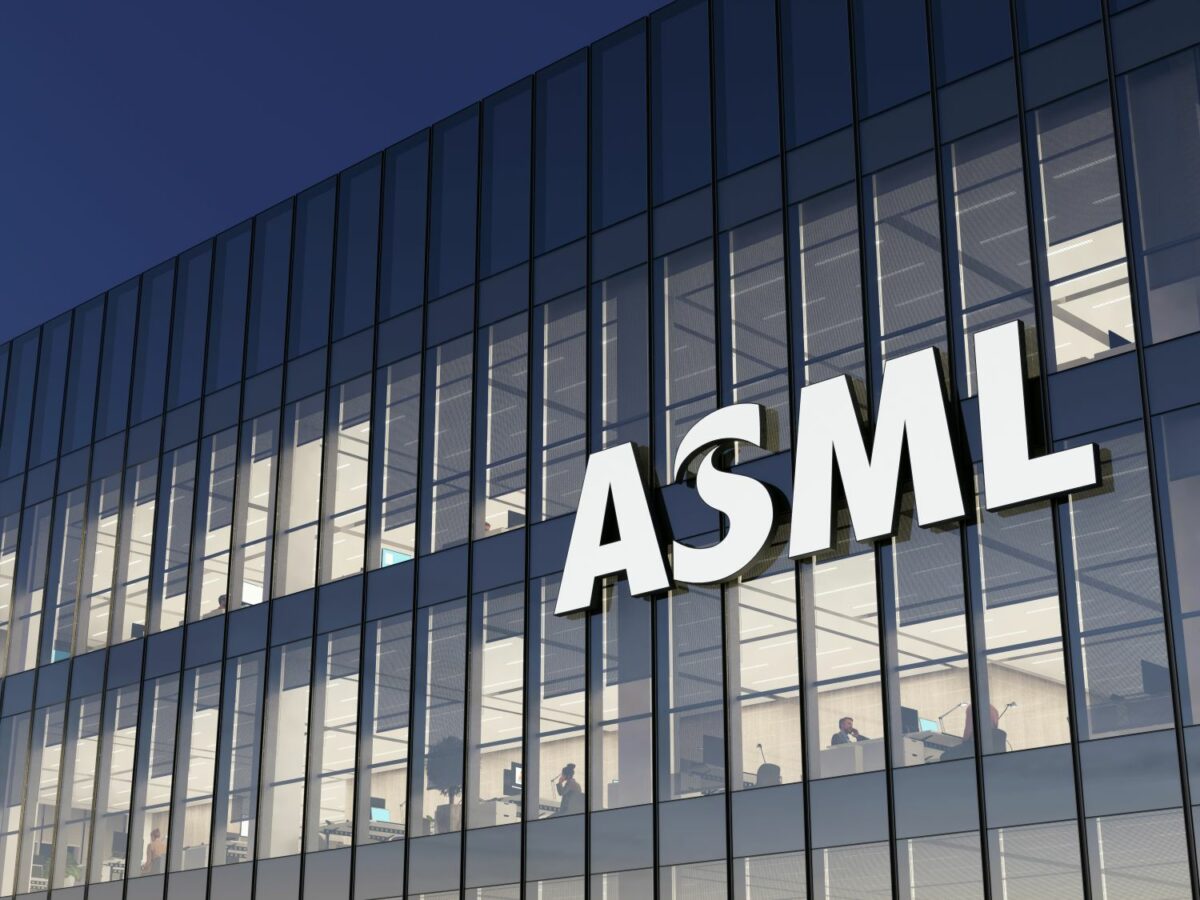 ASML lifts sales forecast by billions as AI outruns supply - DutchNews.nl