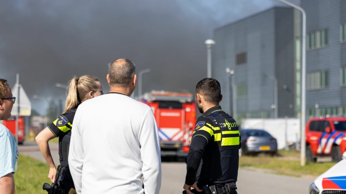 Massive fire at datacentre in Almere, NL-alert circulated - DutchNews.nl