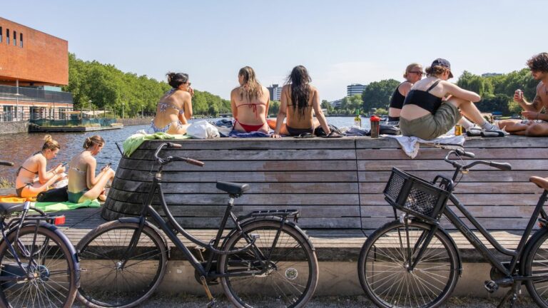 Schools cut hours as KNMI issues extreme heat warning - DutchNews.nl