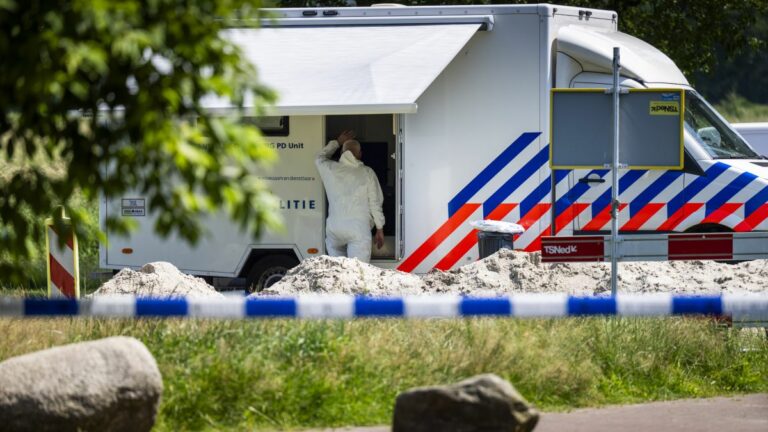 Girl arrested in parents’ murder probe “sent photos to friends ...